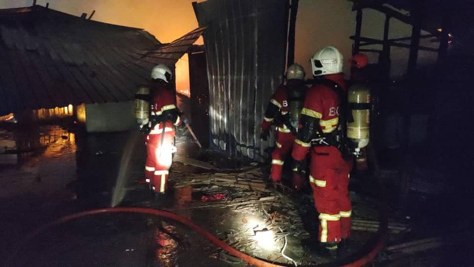 15 rumah setinggan di Kampung Pandan terbakar | Scoop