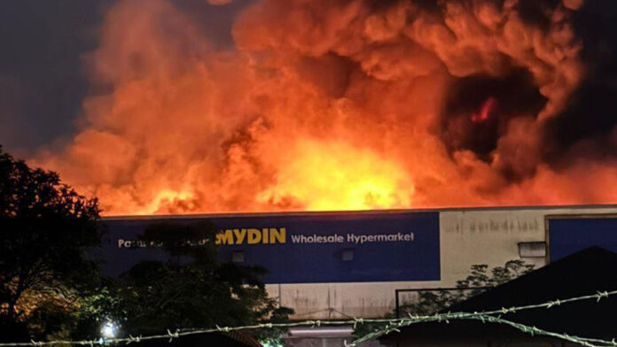 Mydin hypermarket in Perak’s Manjoi up in flames | Scoop