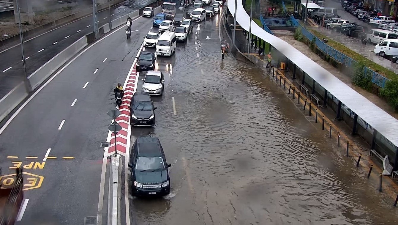 Traffic crawls after flash floods hit Klang Valley | Scoop
