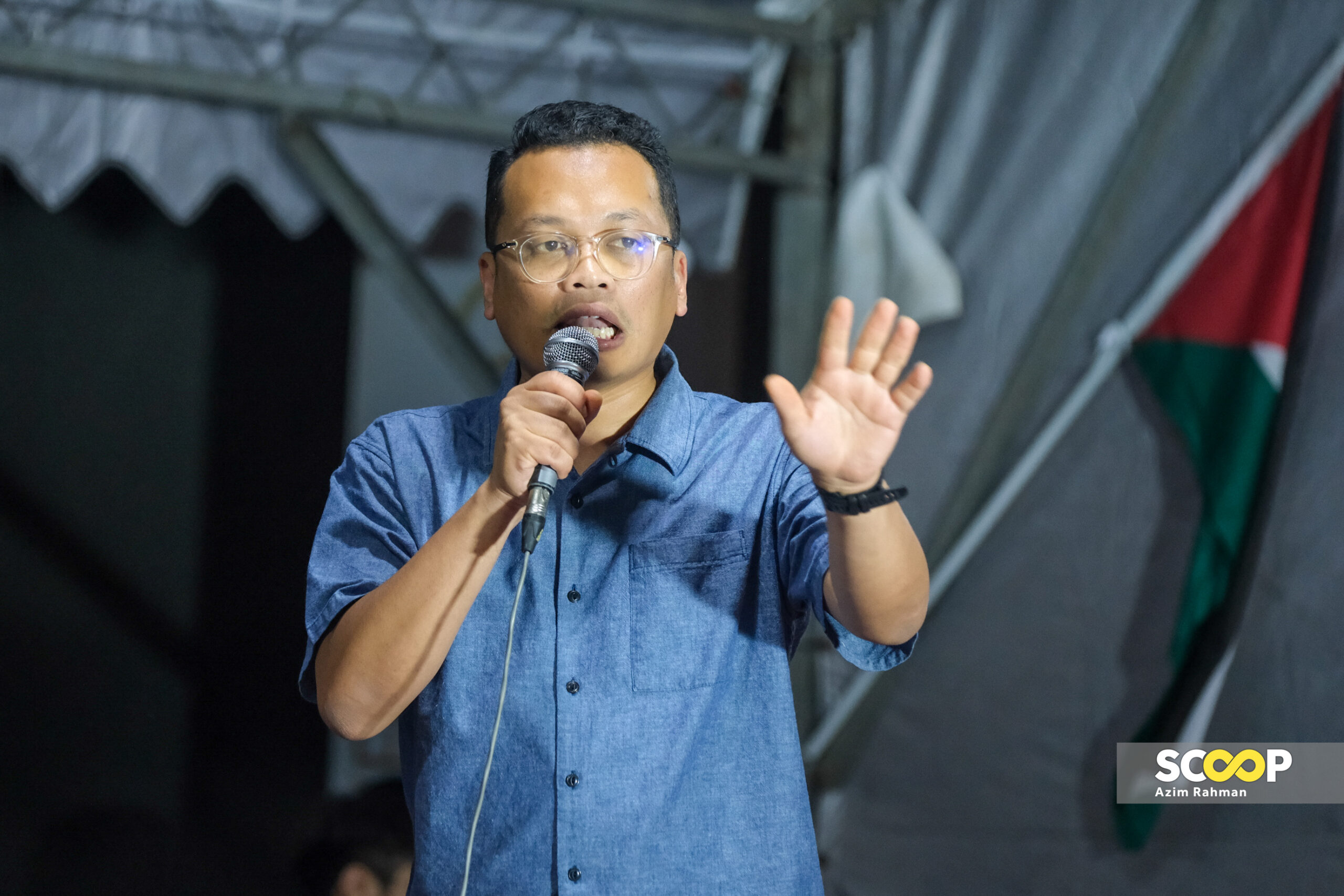 Heed Agong’s call to stop politicising ‘Allah’-printed socks issue, Nik Nazmi urges Akmal | Scoop