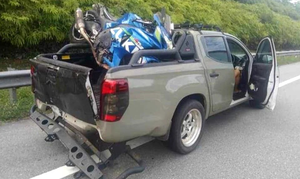 Penunggang motosikal maut, rempuh pikap berhenti mengejut di LPT | Scoop