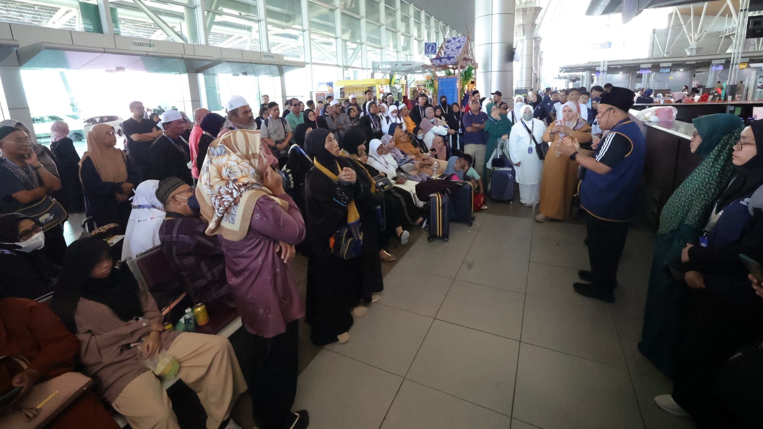 Gunung berapi Ruang meletus: Rombongan pengantin, jemaah umrah antara ribuan terkandas di KKIA ...