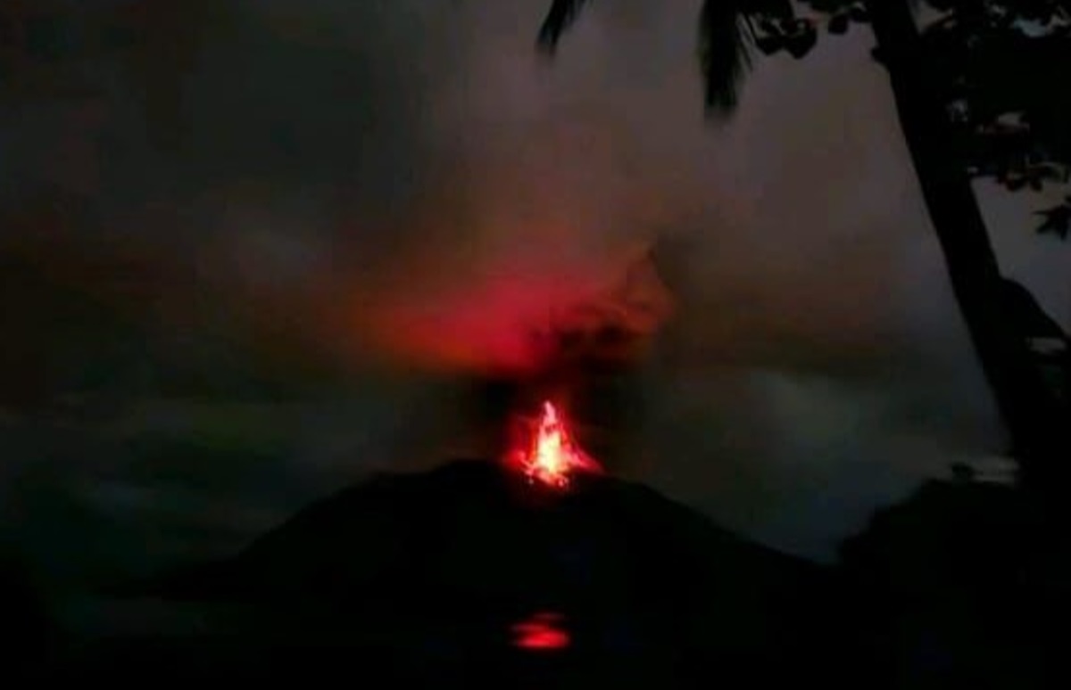 Gunung berapi Ruang meletus lagi, tahap amaran tertinggi dikeluarkan | Scoop