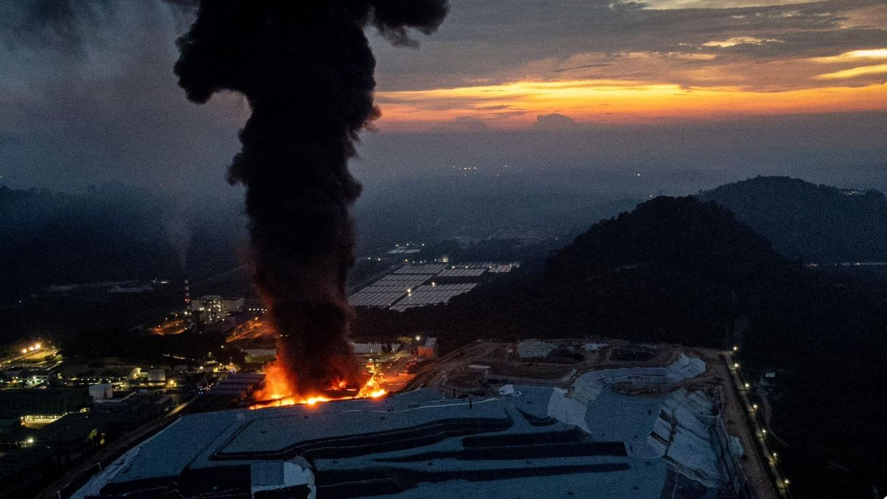 Gudang sisa bahan kimia di Bukit Pelanduk musnah dalam kebakaran | Scoop