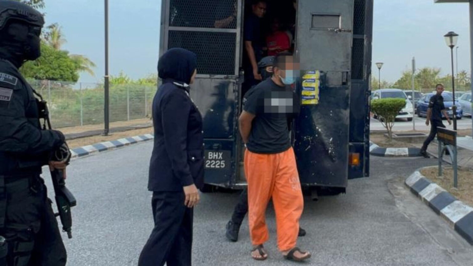 Suspek lepas tembakan di KLIA tiba di Mahkamah Kota Bharu untuk ...