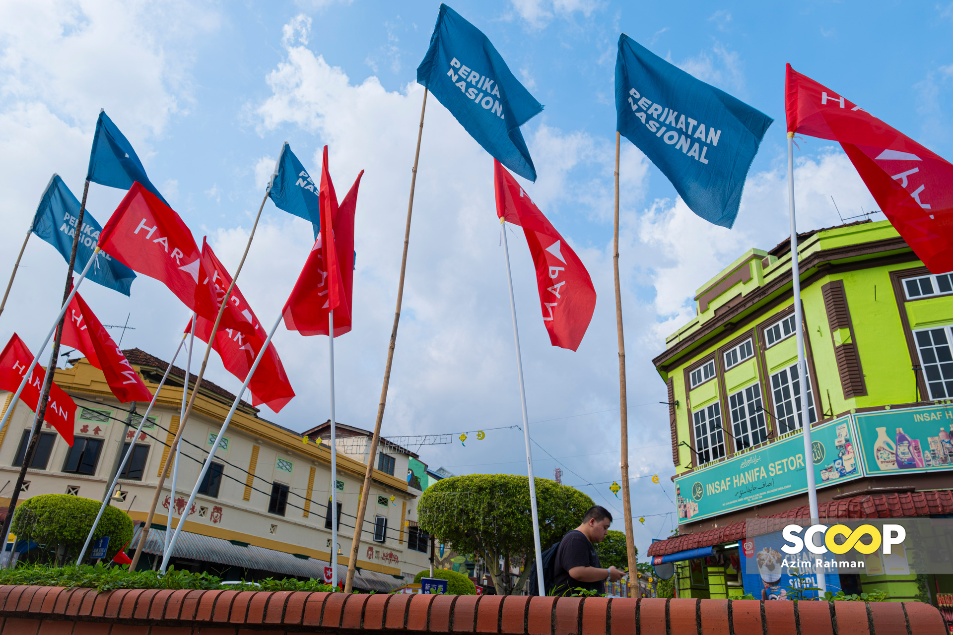 Photo of the Day: Battle of flags heats up in Kuala Kubu Baharu | Scoop