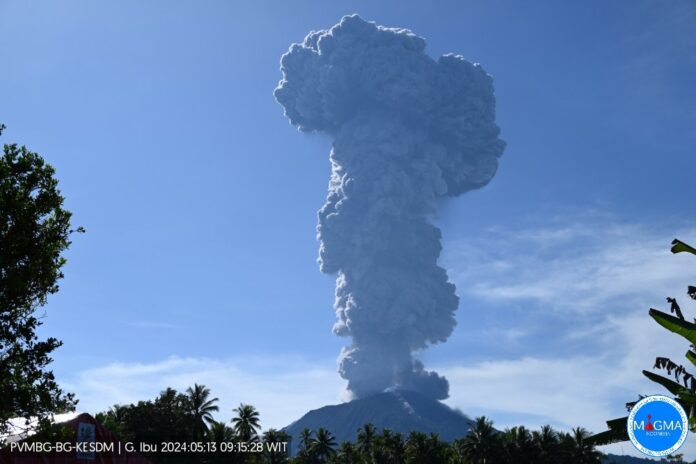 Indonesia’s Mount Ibu continues to spew ash, this time 5km into the sky | Scoop