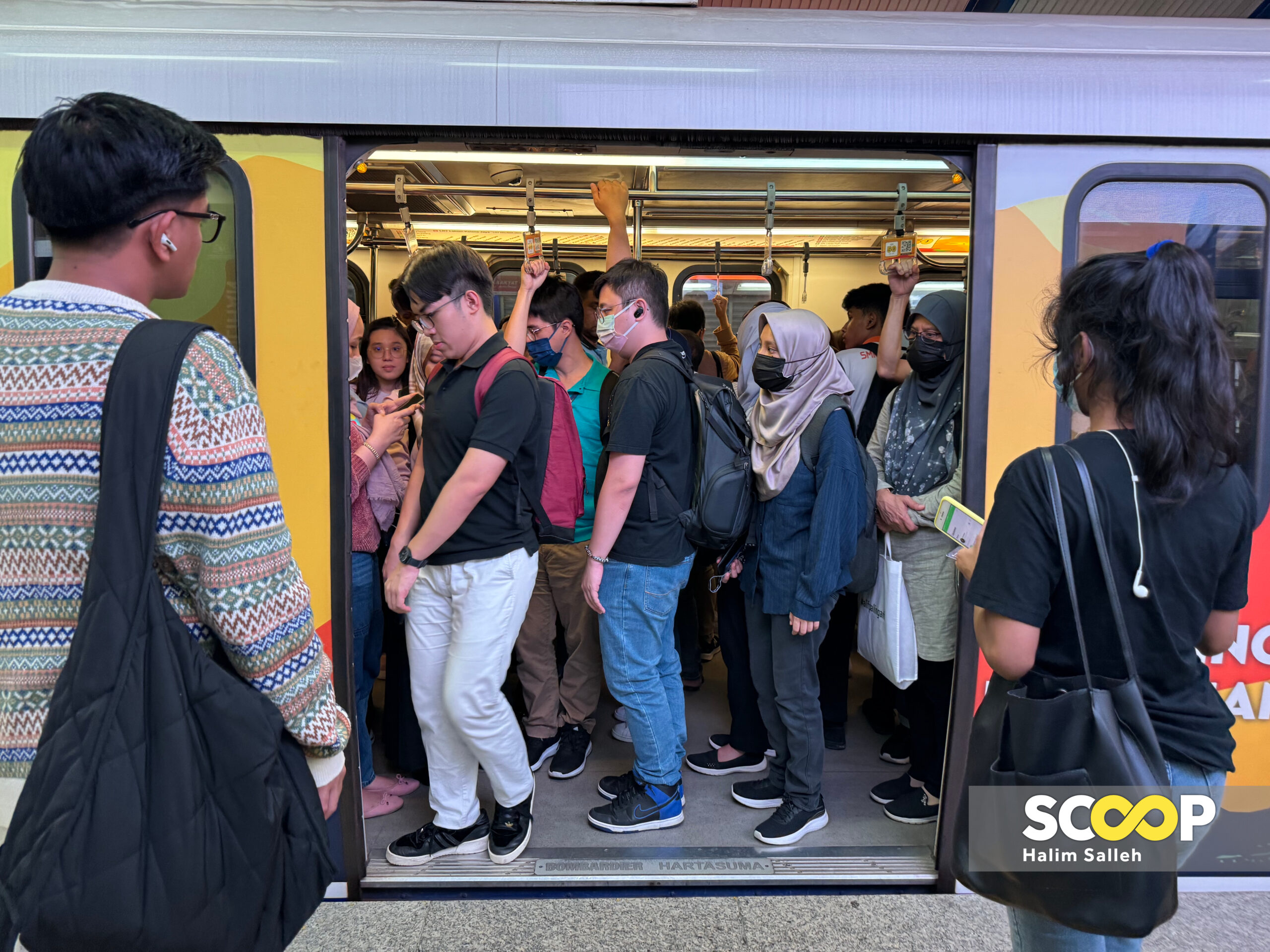 Photo of the day: Rush hour fray at the Bangsar LRT station | Scoop