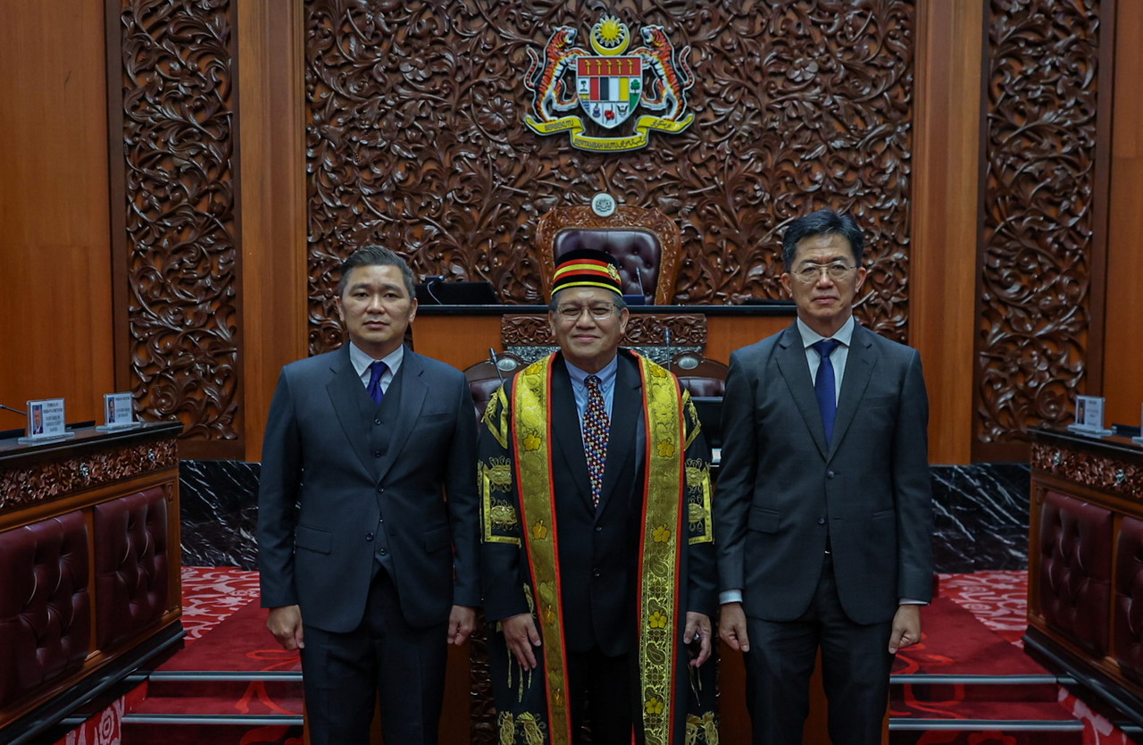 Upko’s Nelson W. Angang, SUPP’s Robert Lau sworn in as senators today ...