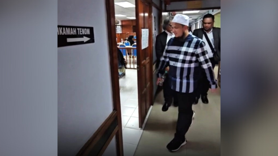 Ebit Liew buat panggilan video dalam keadaan tidak berbaju: Saksi | Scoop
