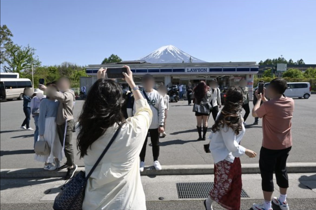 A black mesh screen is no match for tourists after an Insta-worthy pic ...