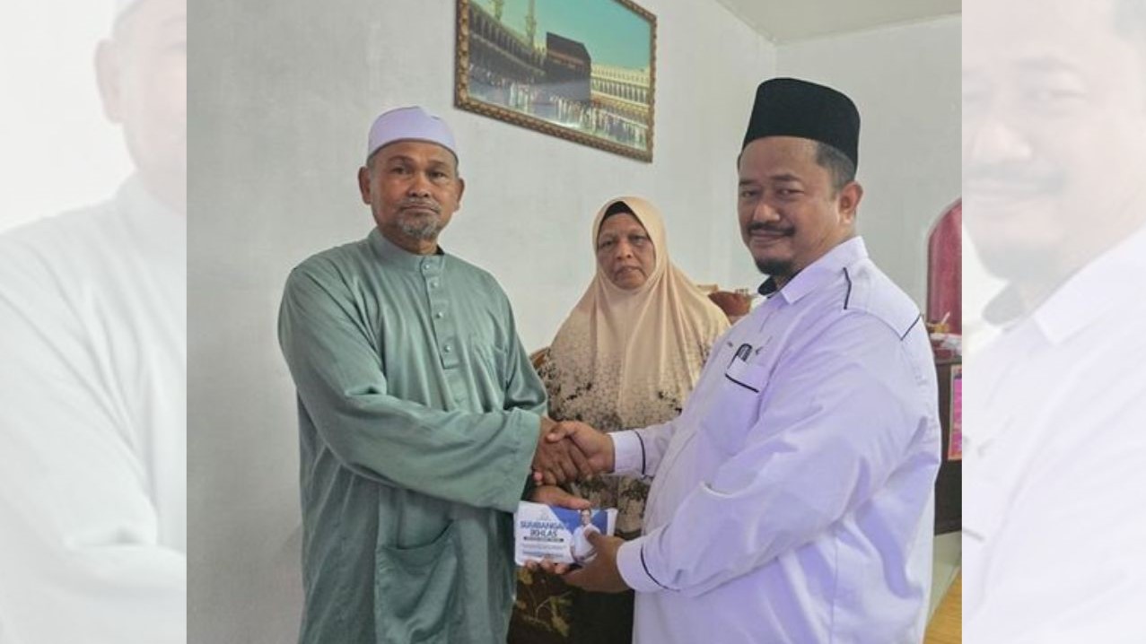 Tributes pour in: visitors gather at constable Muhamad Syafiq's home ...