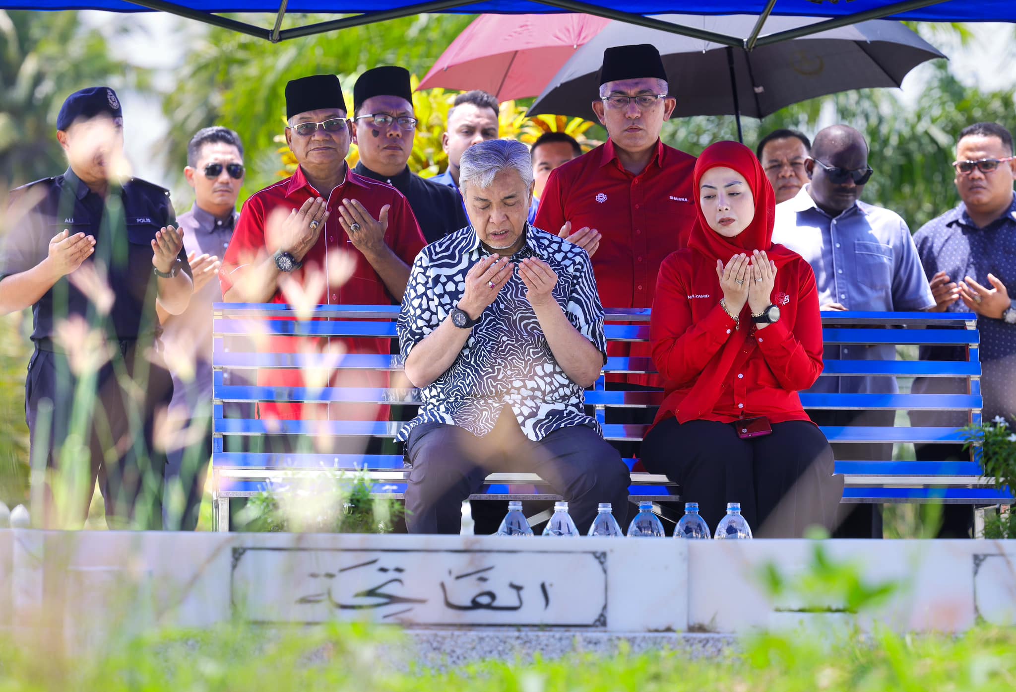 ‘Menghilangkan dahaga rindu’, foto, coretan Ahmad Zahid sambut Hari Ibu di pusara bonda undang ...