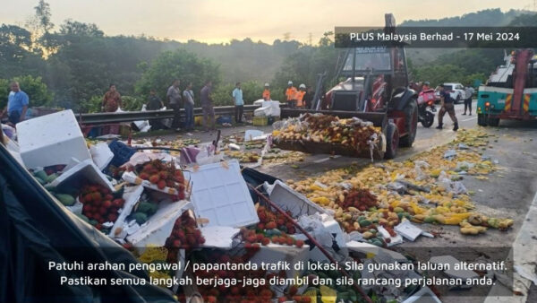 Pemandu lori maut tersepit kemalangan 3 buah lori di Plus | Scoop