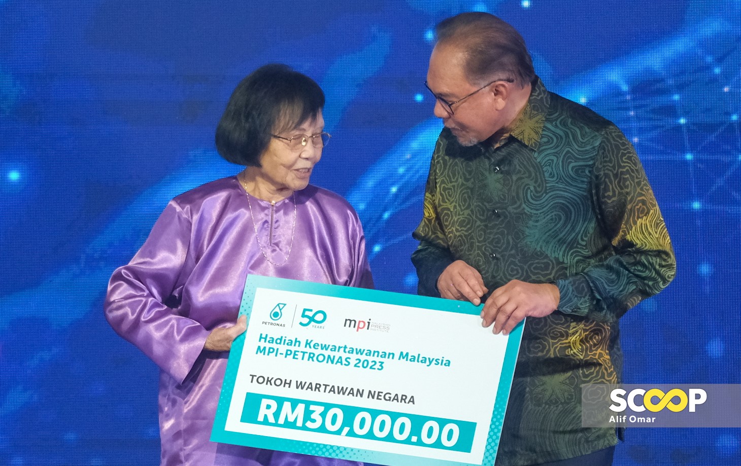 Adibah Amin makes history as first woman named National Journalism Laureate | Scoop