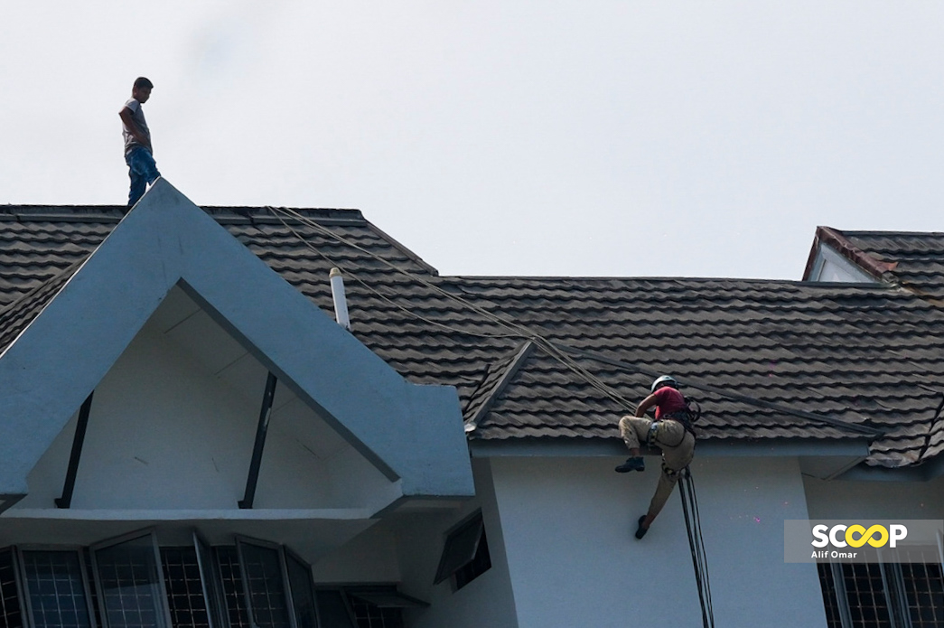 Photo of the day: A high risk job in high places | Scoop