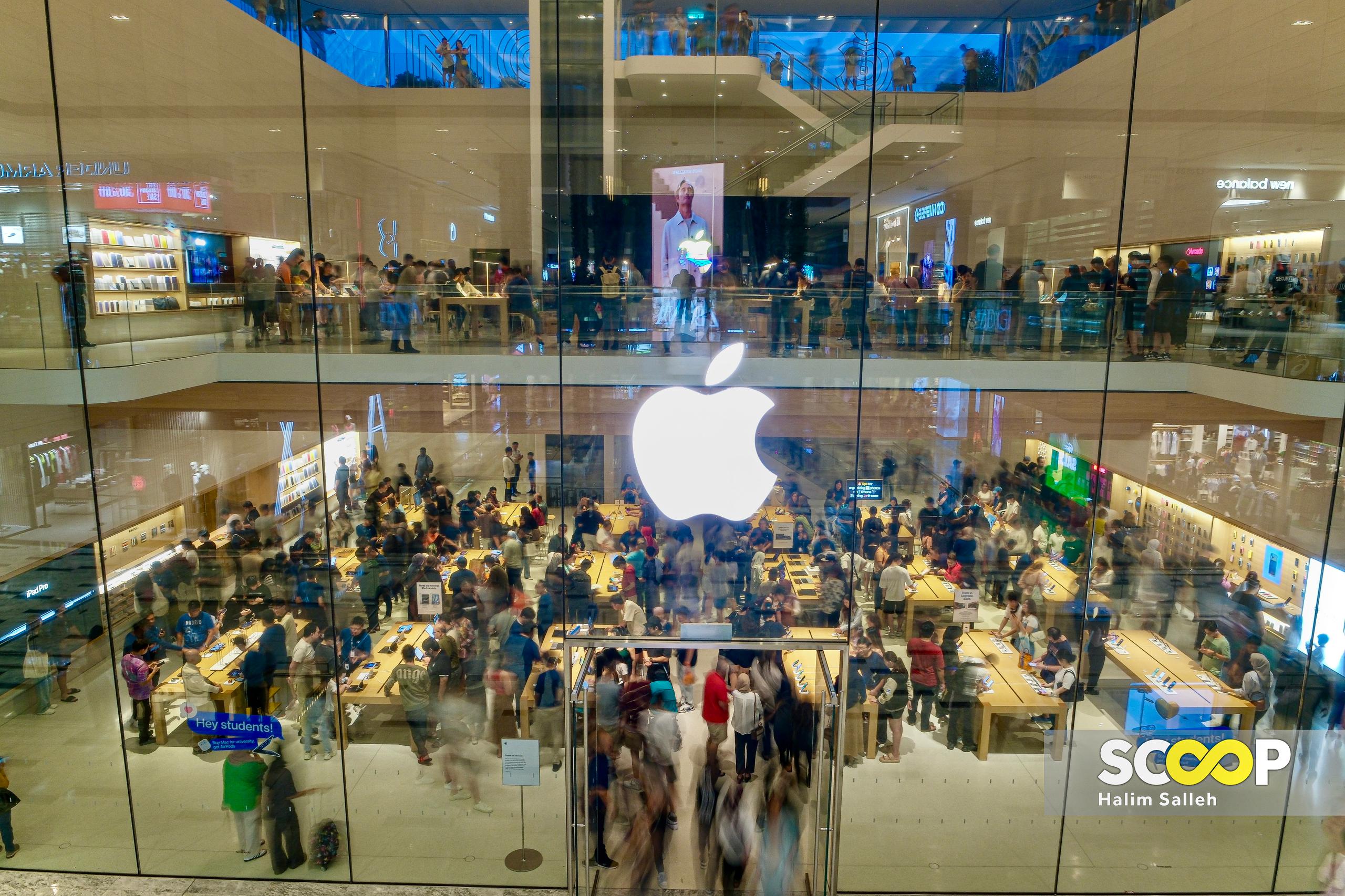 Photo of the day: Thousands throng TRX as Malaysia's first Apple Store ...