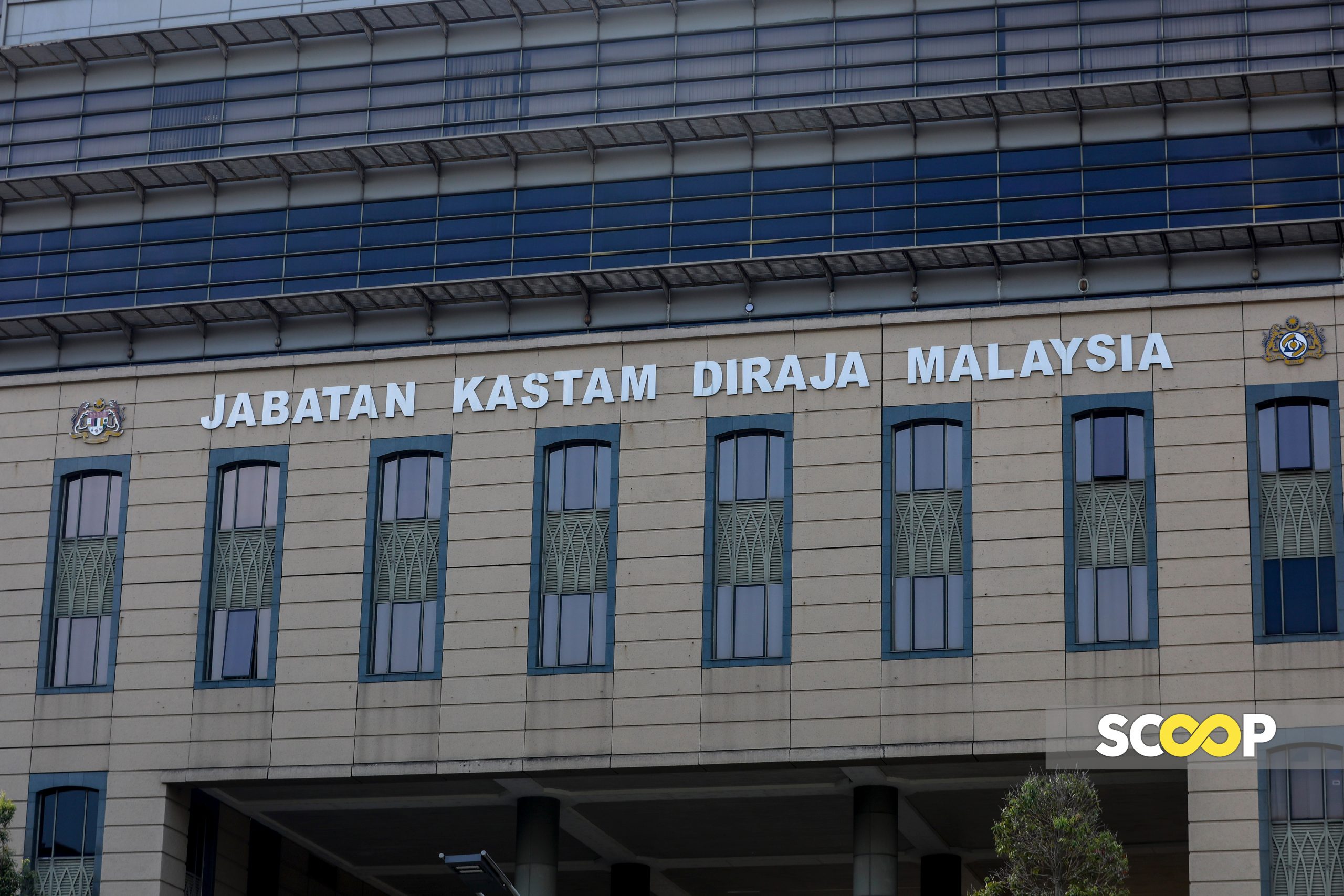 Smuggler shoots at customs officers in daring escape | Scoop