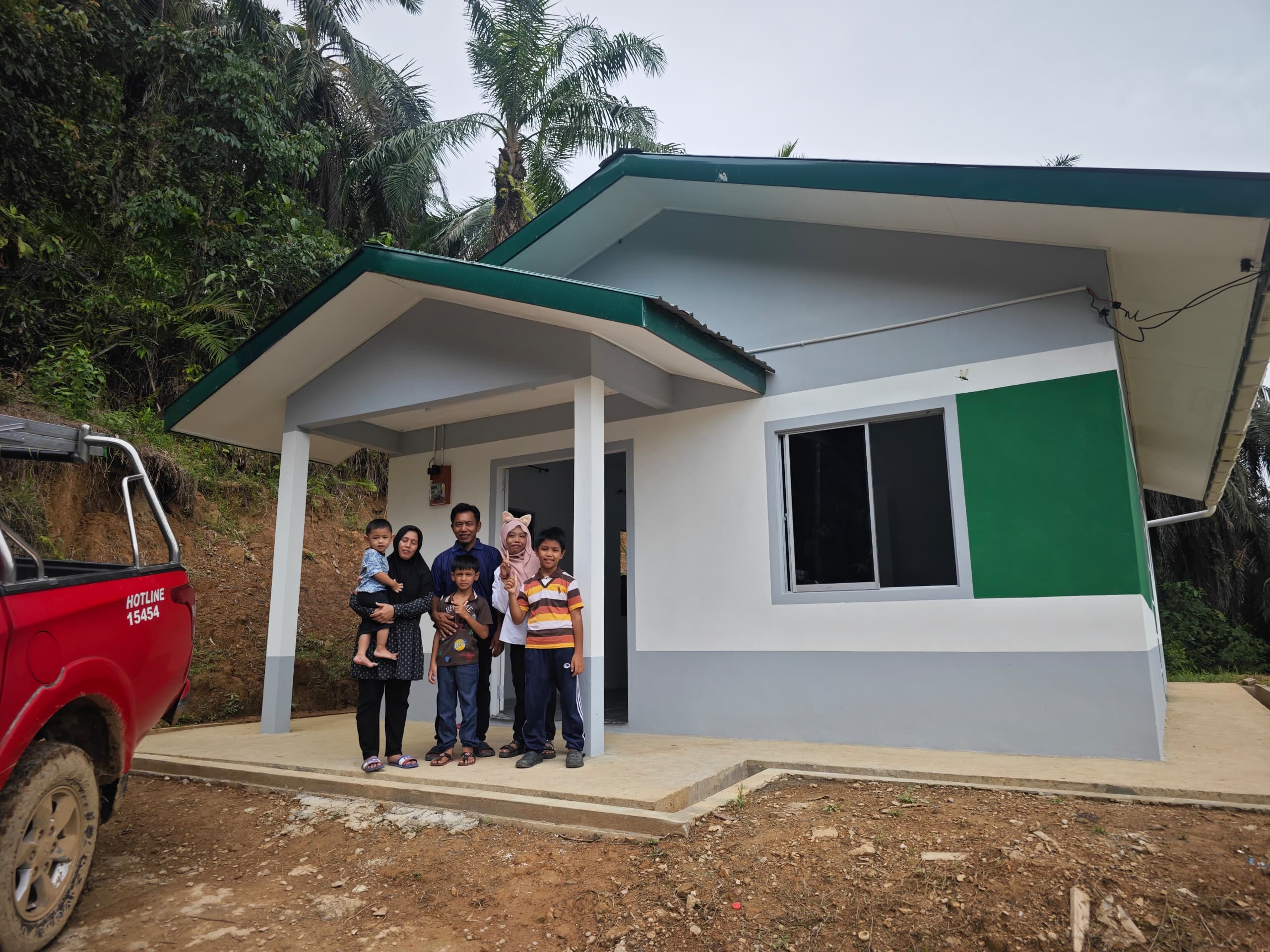 Year 5 boy thrilled to move into new house funded by Sabah Electricity ...