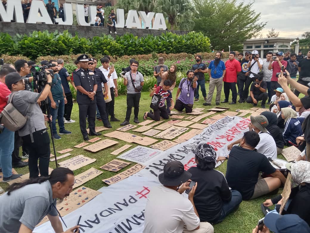 Nine UMS water woe demonstrators do not have MyKad: KK top cop | Scoop