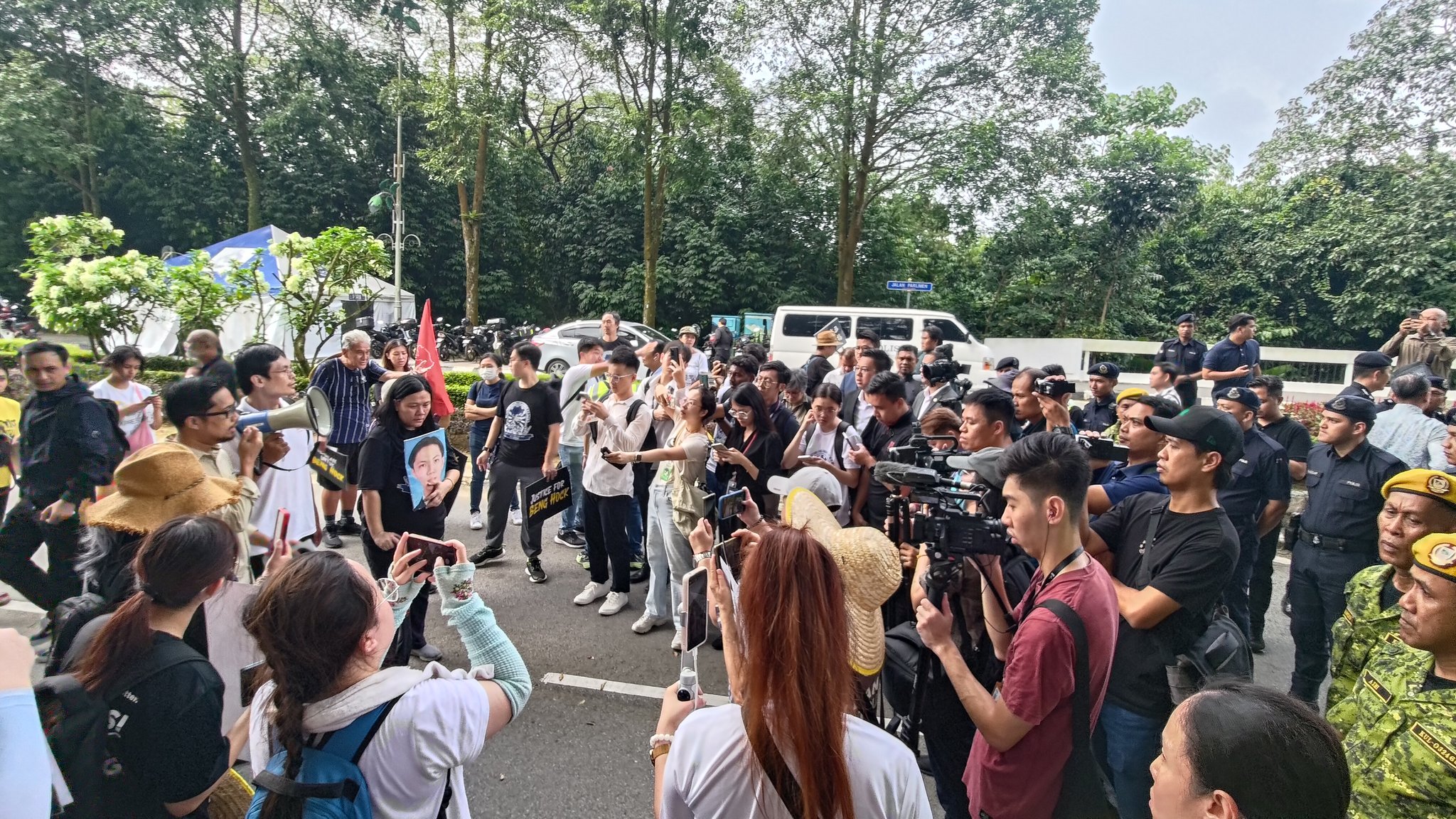 Teoh Beng Hock's family-police scuffle: Rayer urges govt to make ...