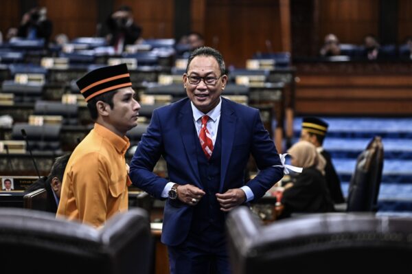 Tuduh Rayer anti Islam, Ahli Parlimen Pendang digantung Dewan Rakyat ...
