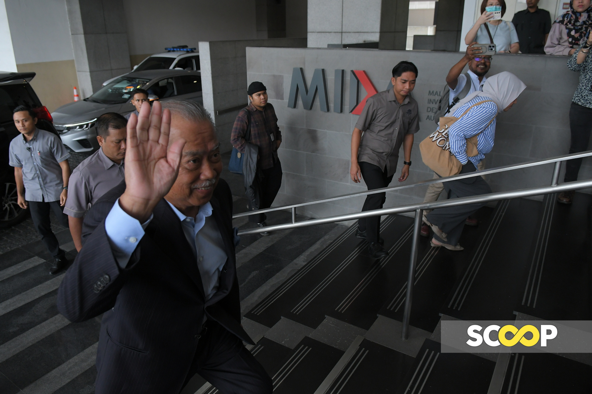 3R issue: Muhyiddin arrives at Mida office to give statement on ...