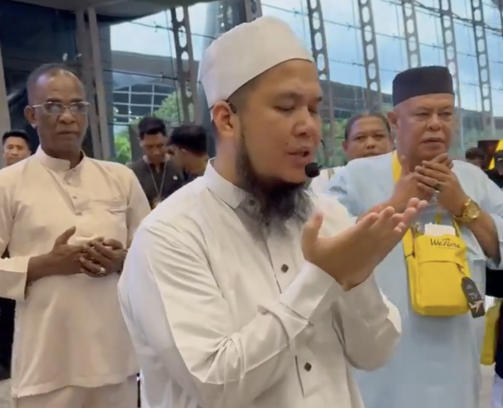 ‘Why is Ebit Lew there?’ Viral umrah send-off video sparks controversy ...