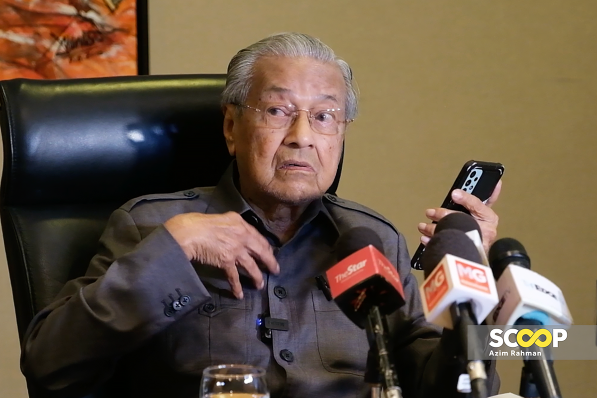 I had to ask for opinions? Mahathir slams ex-cabinet trio for Batu ...