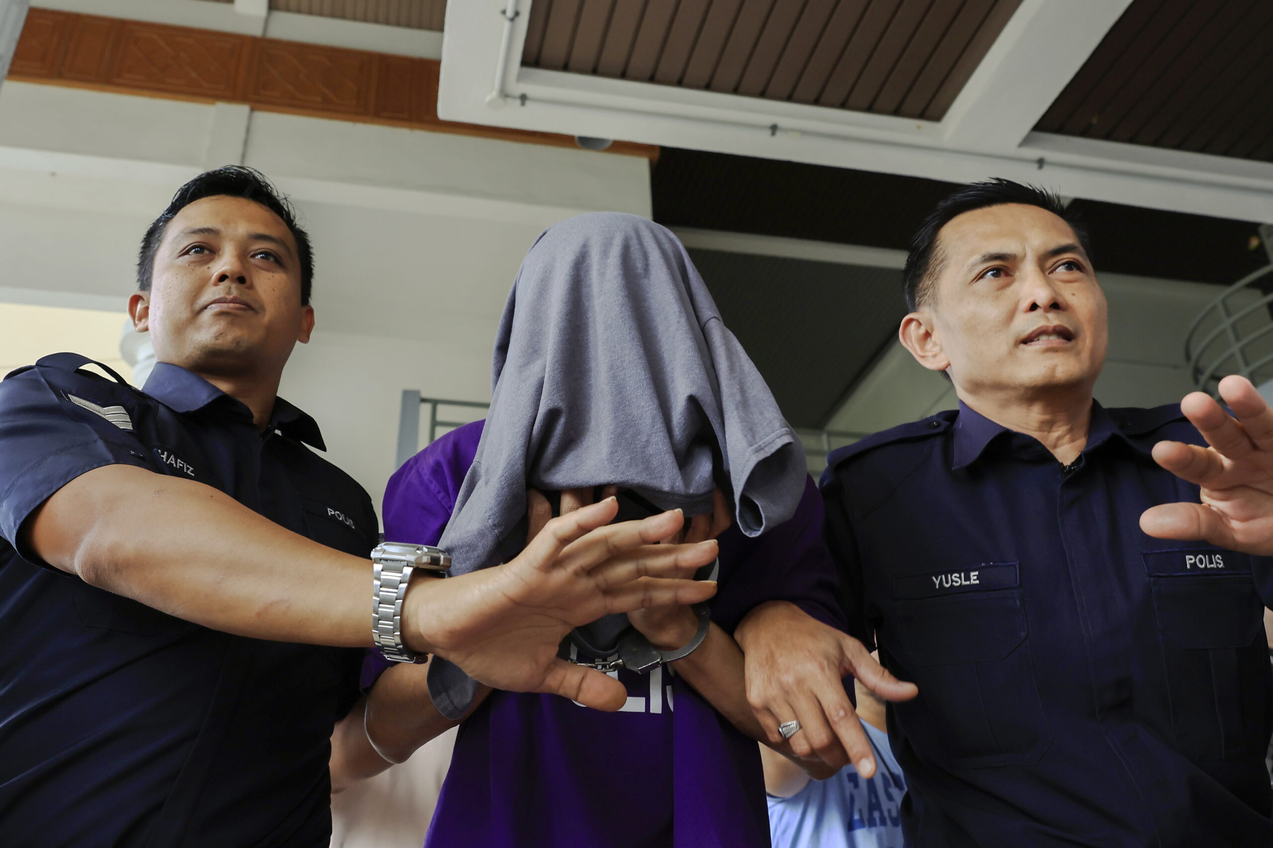 Along Cham mengaku tidak bersalah tuduhan miliki dadah | Scoop
