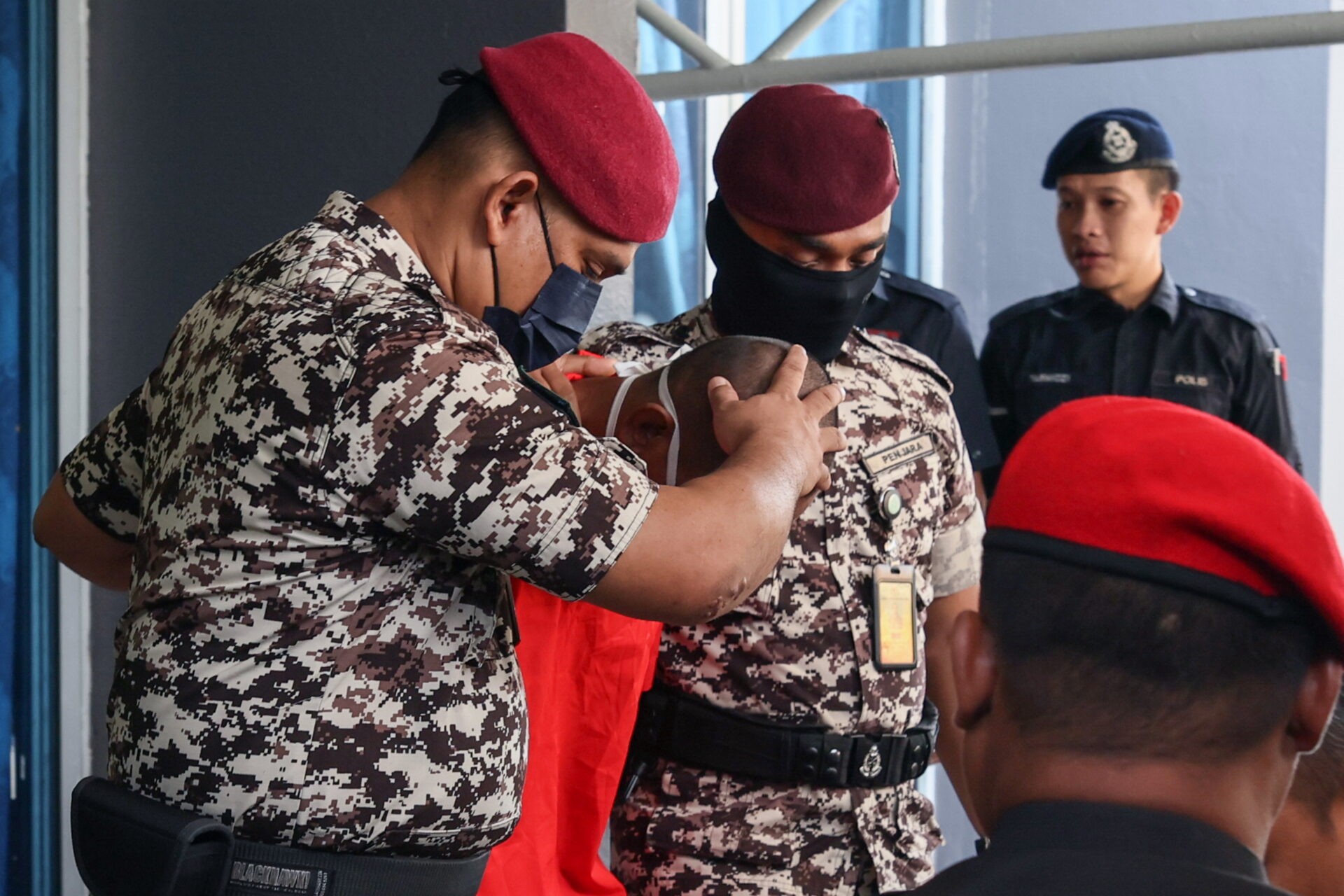 Pesalah khalwat berulang jalani hukuman sebat di khalayak ramai di ...