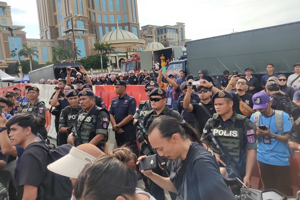 Security overkill? Bersih slams rifle-toting cops at Sabah anti-corruption rally | Scoop