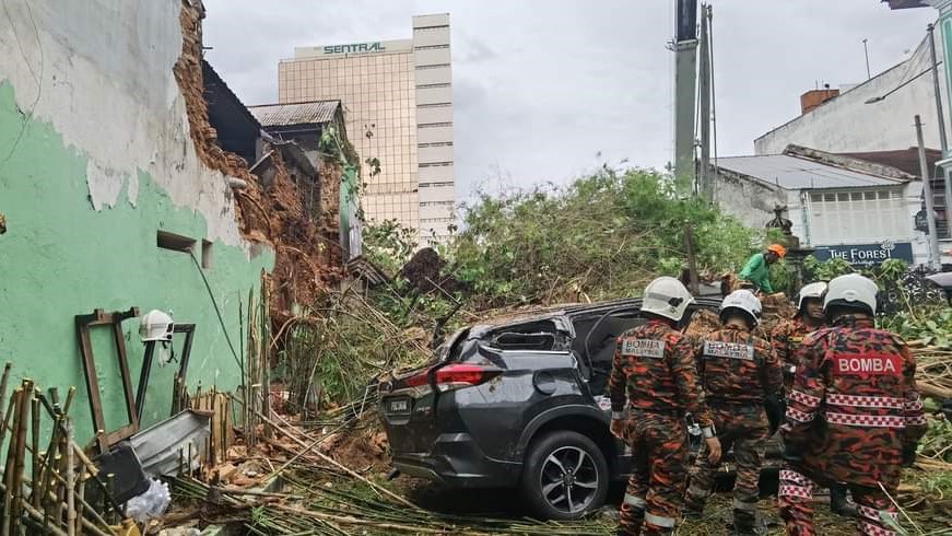 Family of Chinese tourists killed by fallen tree sues Penang museum RM1 ...