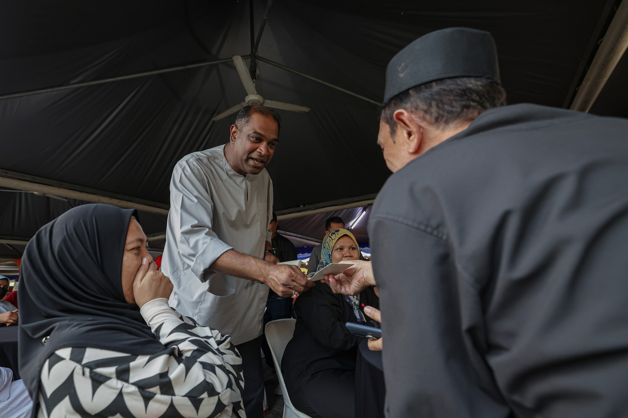 Ramanan hands out RM190,000 donation to Sg Buloh mosques, asnaf | Scoop