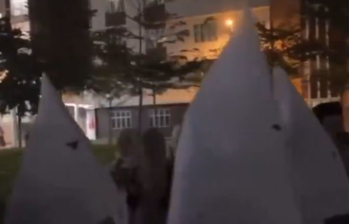 Polis siasat video tular pelajar UiTM Dengkil berpakaian mirip KKK | Scoop