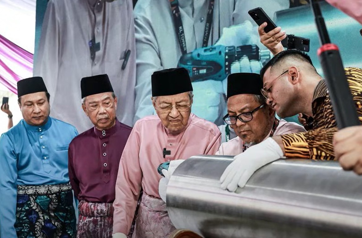 ‘I never thought I’d still be alive’: Tun M opens 1996 time capsule at ...