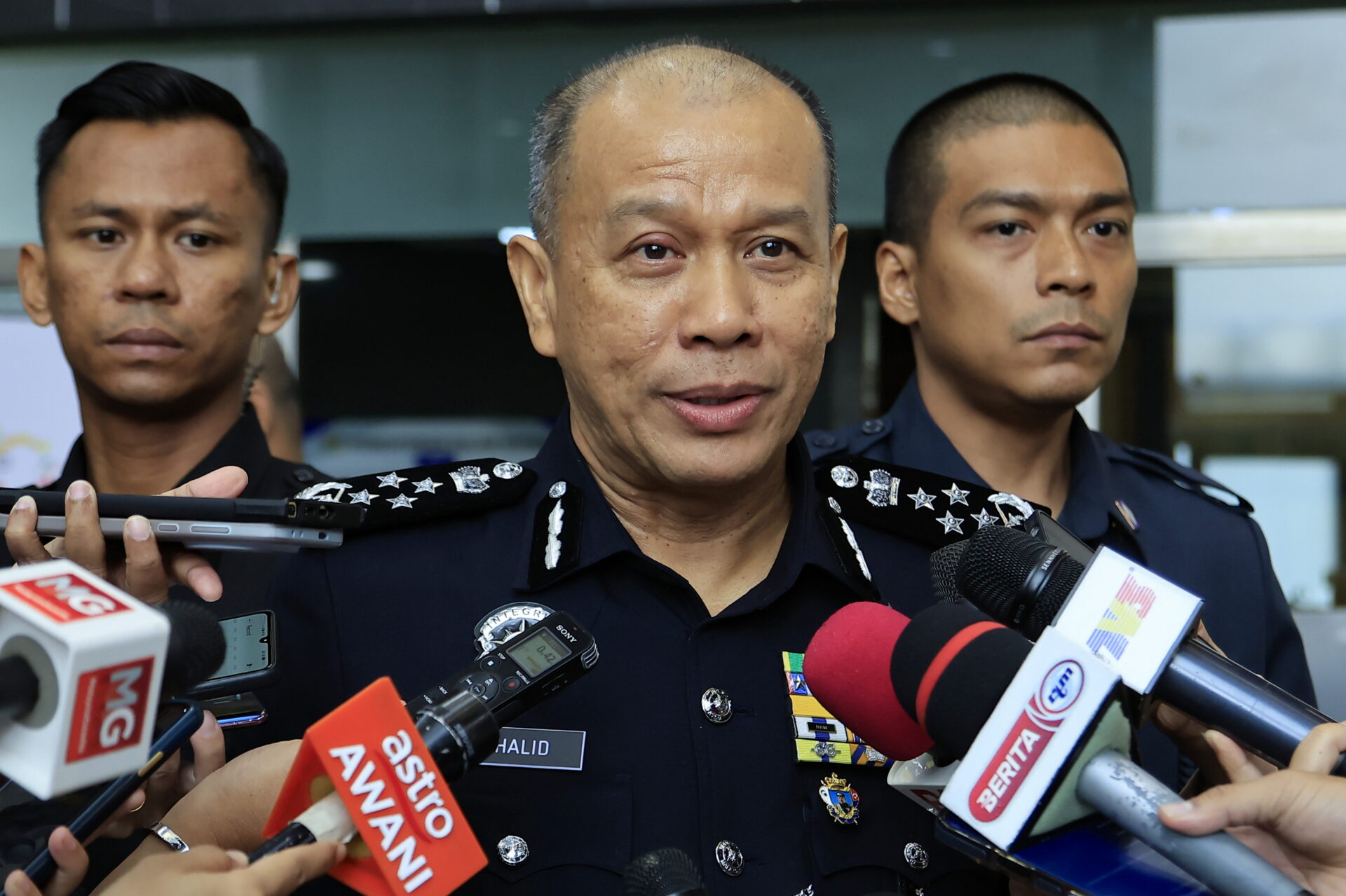 Bangladeshi militants recruiting via WhatsApp, Telegram, funneling funds to IS: IGP | Scoop