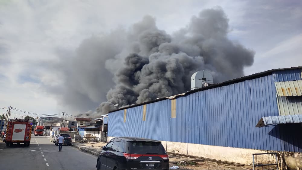 Fire guts Juru hardware factory, smoke visible from Penang island | Scoop