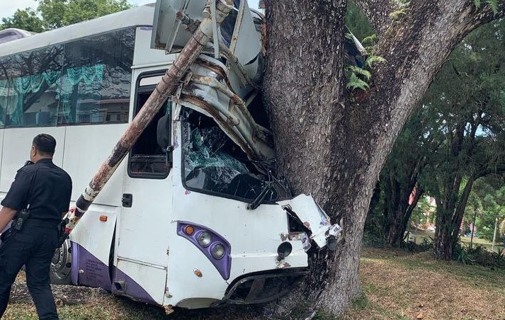 Pemandu bas langgar pokok di UPM mengaku salah, dipenjara seminggu | Scoop