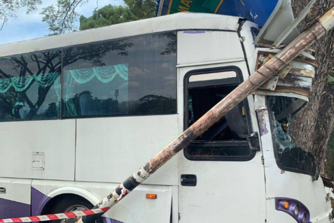 Terlalu letih dipercayai punca pemandu bas rombongan tadika langgar pokok di Serdang | Scoop