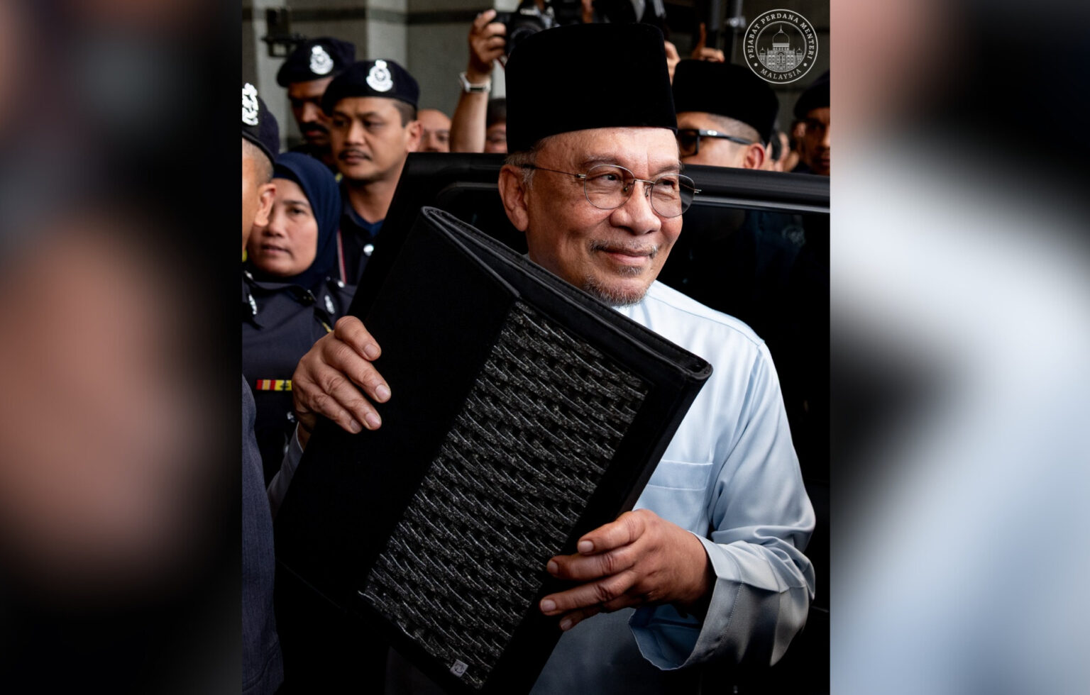 Bajet 2026, Anwar menuju ke Parlimen menaiki Proton e.MAS | Scoop