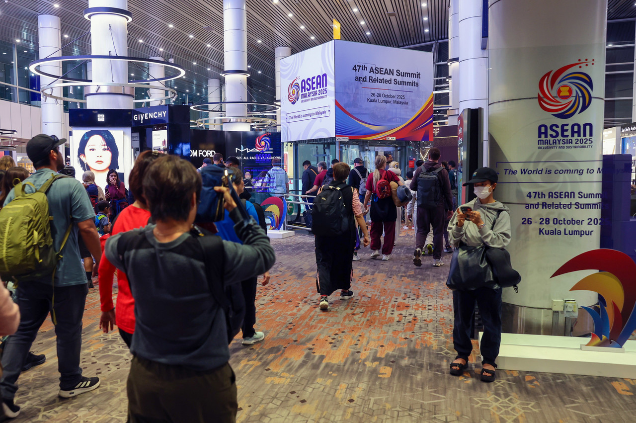 Asean leaders touch down in Malaysia for historic summit | Scoop
