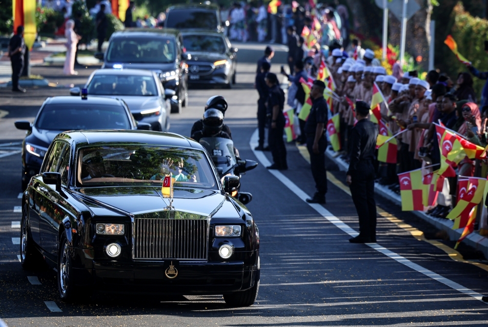 A royal journey begins: Raja Muda Selangor leads the procession ahead of his wedding | Scoop