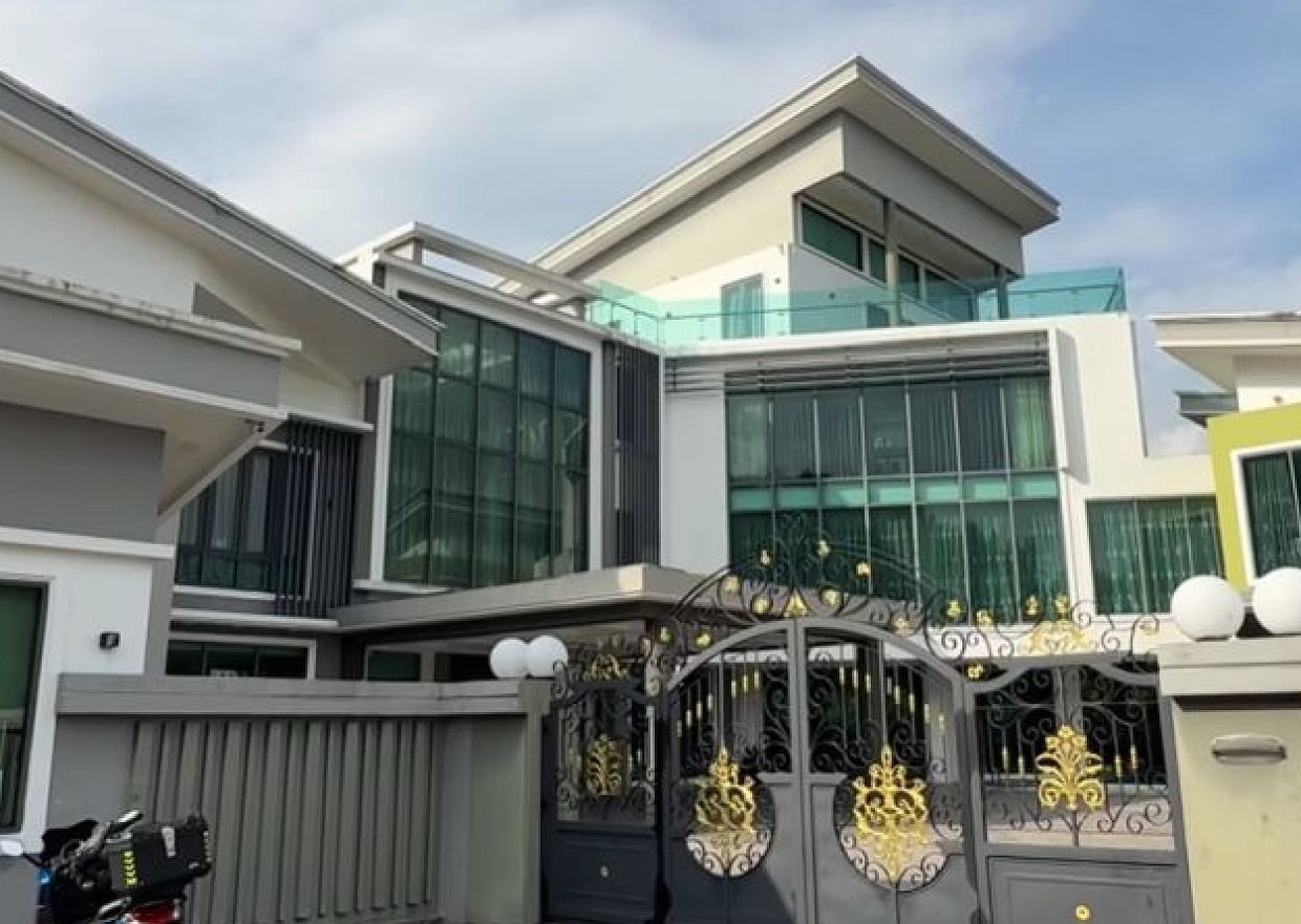 Lebih 700 barang milik Datuk Seri Vida dilelong RM1 juta | Scoop