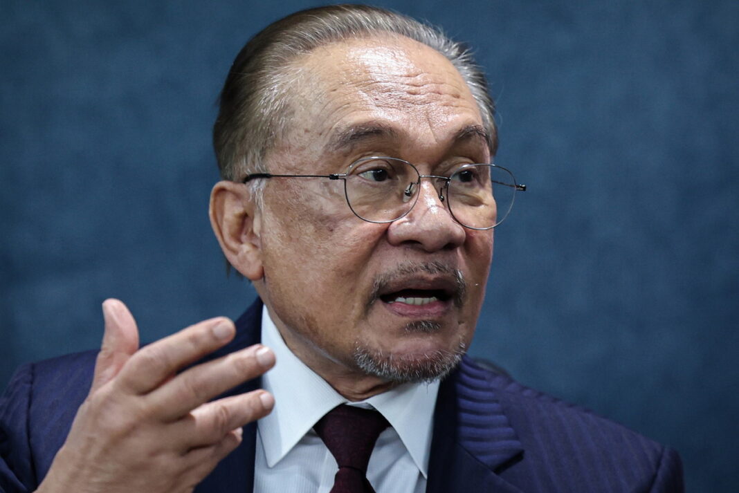 Anwar subpoenaed in RM30mil lawsuit against Vinod Sekhar