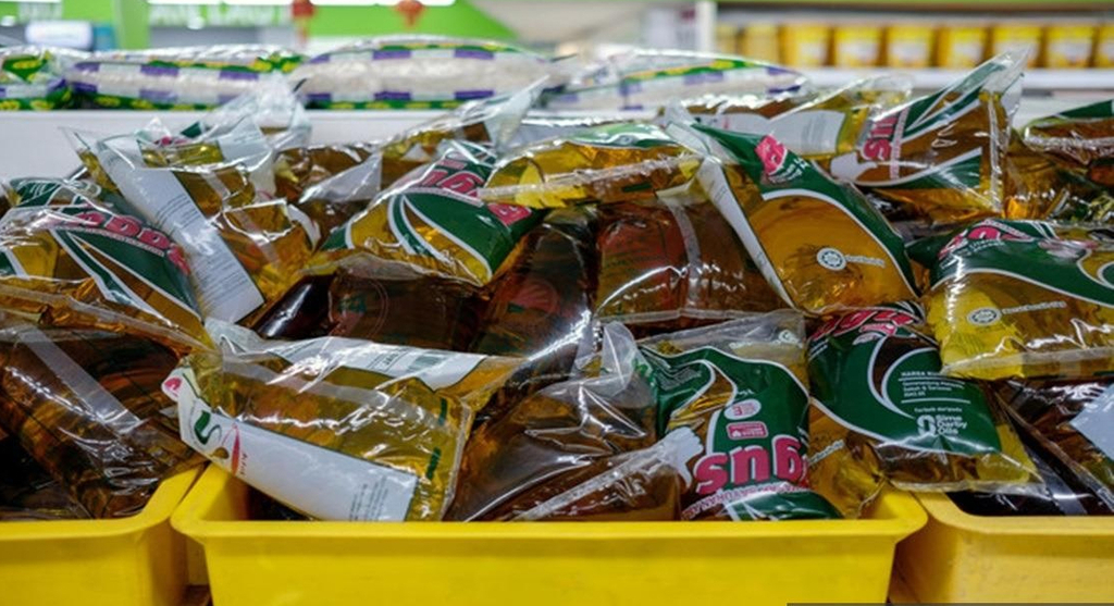 Subsidised cooking oil sales to be linked to MyKad, foreigners barred ...