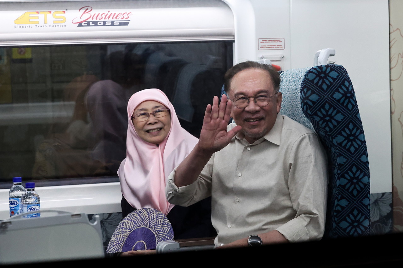 It's a wrap: PM concludes Johor visit, heads home on ETS3 | Scoop