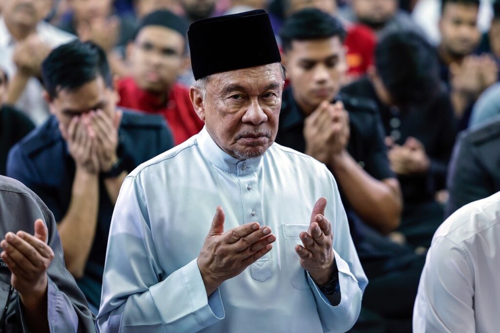 Anwar’s GE16 dilemma: sooner or later, which is better? | Scoop